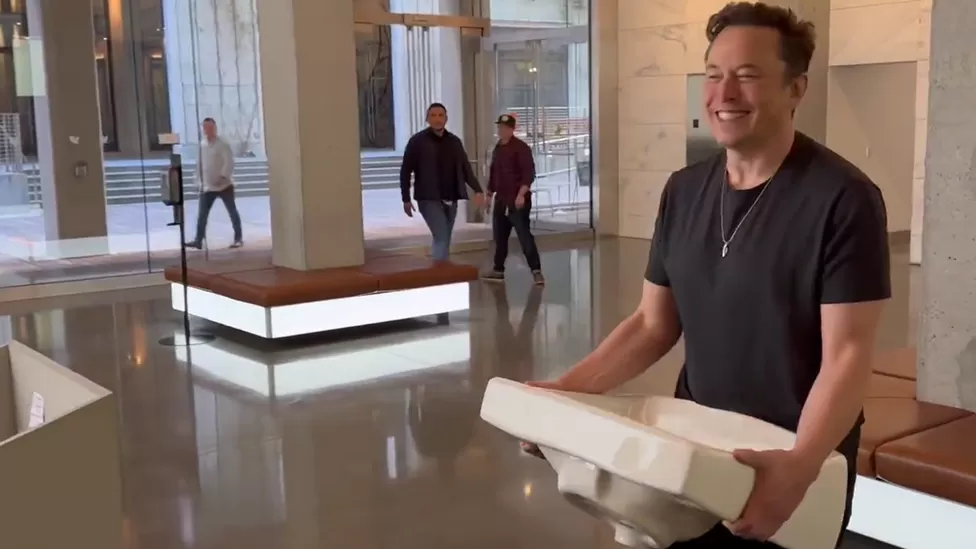 Elon Musk visits Twitter carrying sink as deal looms - Angel Online