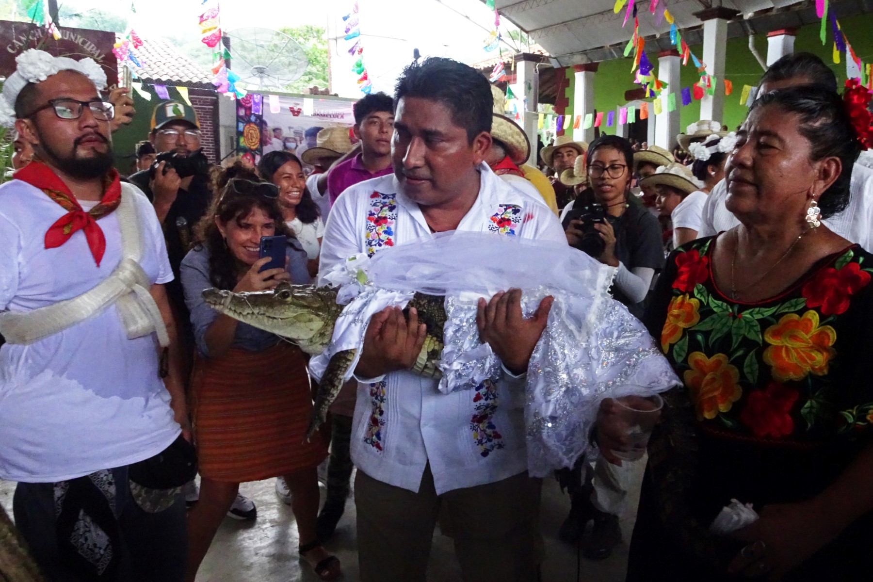 PHOTOS: Mexican Mayor Marries Female Reptile - Angel Online